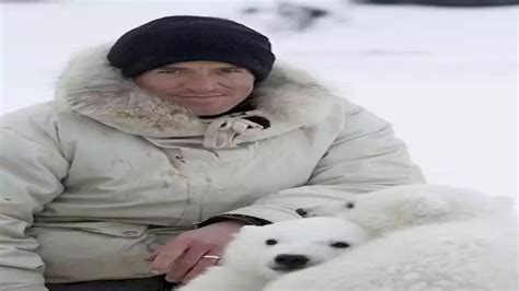 دب يهاجم مصورا ويحاول أكله حيا لحظات تحبس الأنفاس صور