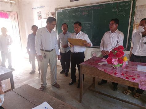 លោកហែម សុីណា អភិបាលស្រុករំដួលអញ្ចើញចូលរួមបើកវិញ្ញាសារប្រឡងគ្រូកិច្ចសន្យា នៅស្រុករំដួល