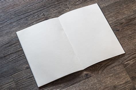 書模型與空白打開頁 A4 平裝書類比目錄 雜誌 功能表 摺頁冊 筆記本 組合設計範本在木桌背景 照片檔及更多 一個物體 照片 Istock
