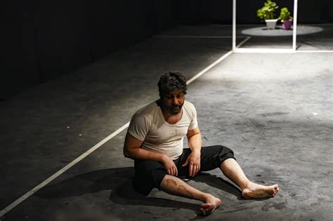 سومین روز جشنواره تئاتر فارس گفتگو با بازیگر نمایش صحنه ای تاوان” فارس