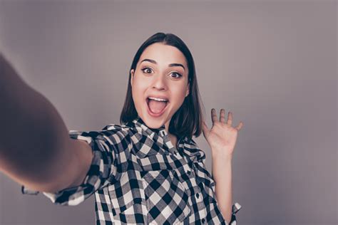 안녕하세요 어떻게 지내세요 명랑 소녀는 Selfie를 복용 하는 체크 무늬 셔츠에 카메라에 미소 하 고 그녀의 손을 흔들며 손 흔들기에 대한 스톡 사진 및 기타 이미지