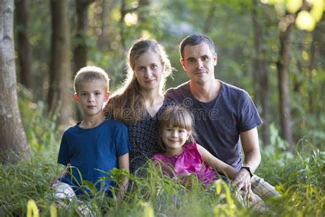 Familj Utomhus I Skogen Portrait Av Unga Far Mor Dotter Och Son