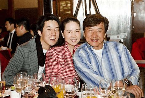 成龙老婆是谁成龙为66岁妻子林凤娇庆生，她年轻时貌美如花，却被网友说苦命 人物集