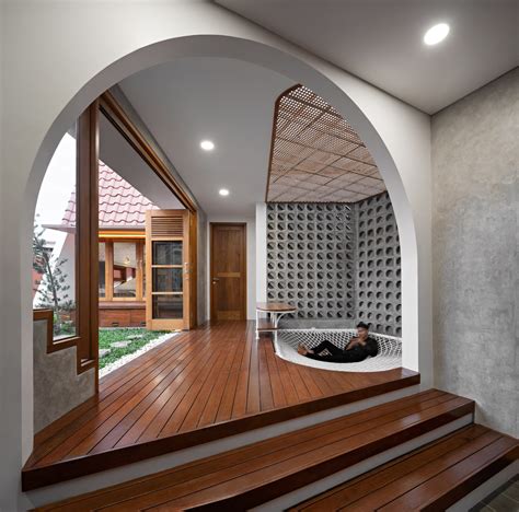Ismail Solehudin Adapts Traditional Architecture For Home In Jakarta