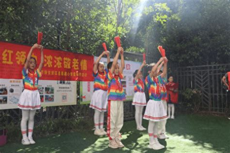 小小红领巾 浓浓敬老情——郑东新区普惠路小学走进敬老院开展志愿服务活动老人表演少先队员