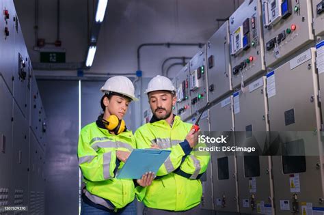 Mdb 패널에서 엔지니어가 점검 하고 검사하여 전기 배전반과 협력하여 메인 배전 보드 공장에서 작동하는 중전압 스위치기어를 확인합니다 전기공에 대한 스톡 사진 및 기타