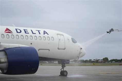 Delta Flight Diverts To New York After Passengers Are Served Spoiled