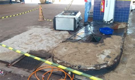 Perigo Mulher perde controle da direção e arranca bomba de gasolina em posto em Rondônia