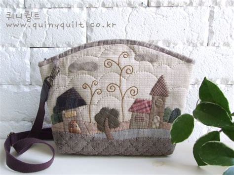 퀴니퀼트 빌리지 가방 도안 설명서 실물본 제품 이미지만 들어있는 퀼트 도안입니다 옹기종기 이쁜 하우스들이 모여있는 빌리지 퀼트 가방입니다 크로스로 어깨에 맬수
