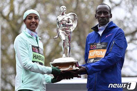 케냐 키프텀 2시간01분25초에 런던마라톤 우승…역대 2위 기록