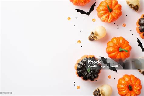 할로윈 소름 끼치는 장식 개념 호박 두개골 박쥐 실루엣과 색종이 카피 스페이스가있는 고립 된 흰색 배경에 대한보기 사진 10월에