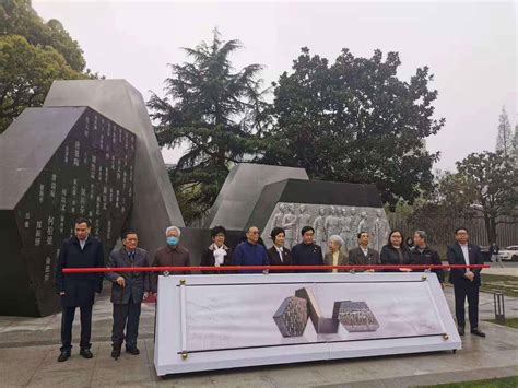 全国红岩烈士最多的高校！复旦大学烈士纪念雕塑、纪念广场今日落成，烈士家属和师生共同追思英烈红色