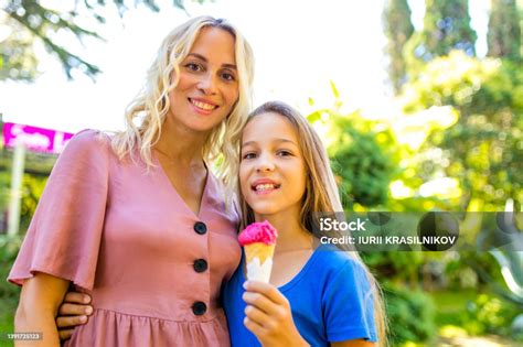 Foto De Mãe Com O Bebê Do Filho Comendo Sorvete Em Parque E Sorrindo Em