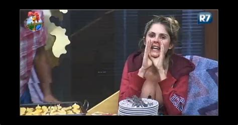 Bárbara Evans comemora aniversário da mãe Monique em reality show Purepeople