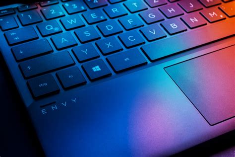 파란색과 검은 색 노트북 컴퓨터 사진 Unsplash의 무료 키보드 이미지