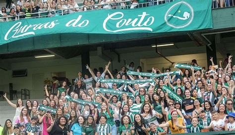 Mulheres E Crianas Encantam Torcida No Jogo Do Coritiba