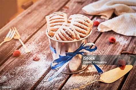 퍼프 페이스 트리 잼와 라스베리와 칼 나무 테이블에 블루 리본 장식 양동이에 가루 설탕 뿌 렸 다 0명에 대한 스톡 사진 및 기타 이미지 Istock