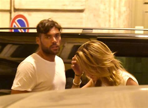 Aida Yespica Bacio Con Un Uomo Misterioso Nel Centro Di Roma Il