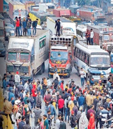 ट्रक और बस ड्राइवरों की हड़ताल से महाराष्ट्र में दूध की आपूर्ति बुरी