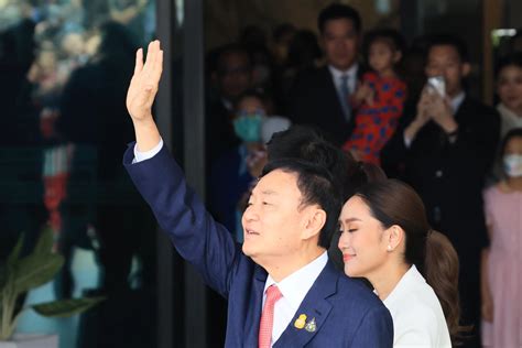 ทักษิณกลับถึงไทย ก้มกราบบังคมพระบรมฉายาลักษณ์ในหลวง