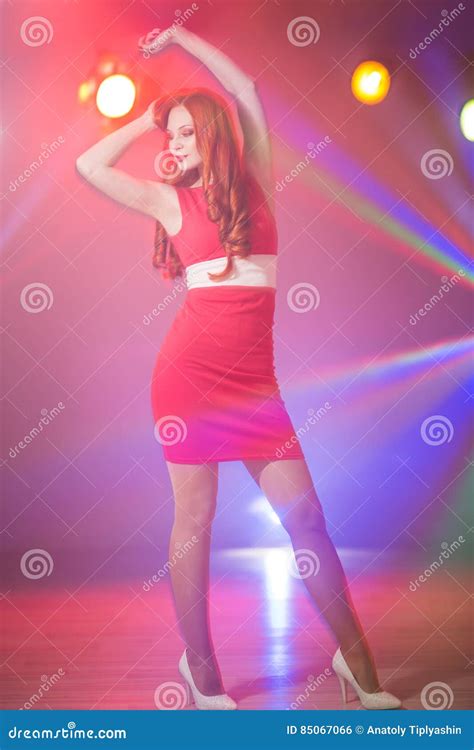 Bella Ragazza Dai Capelli Rossi In Un Dancing Del Night Club Fotografia Stock Immagine Di