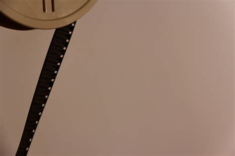 릴과 필름 프레임이있는 오래된 빈티지 8mm 프로젝터의 세부 사항 공간을 복사합니다 선택적 초점 고풍스런에 대한 스톡 사진 및