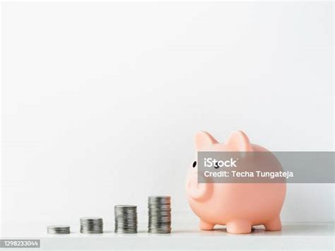 귀여운 돼지 저금통 흰색 배경에 고립 된 동전더미가있는 분홍색 색상 0명에 대한 스톡 사진 및 기타 이미지 0명 개념