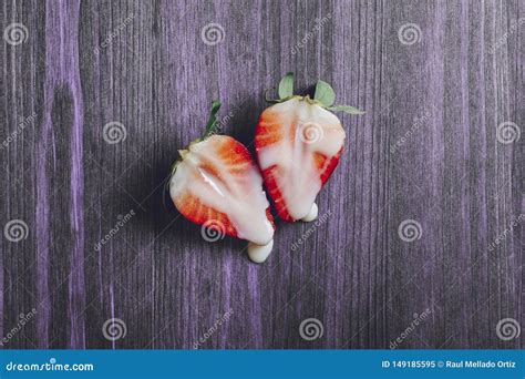 Sexkonzept Mit Erdbeeren Auf Purpurroter Tabelle Stockbild Bild Von