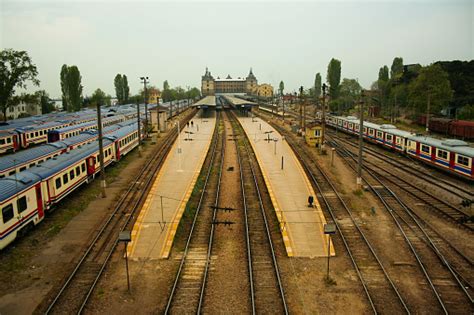 이스탄불의 오래 된 철도 역 입구입니다 레일 및 레일에 마차 기차 마차의 많은 작동 하지 않습니다 하 고 일부 수리를 기다리고