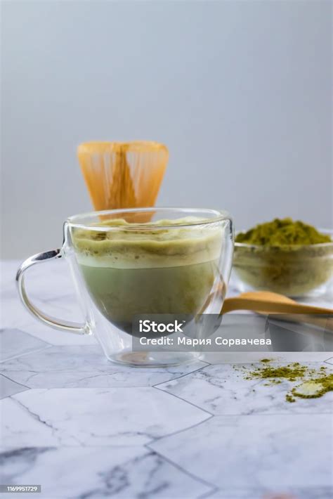 코코넛 밀크를 곁들인 말차 그린 라떼 티 이 라떼는 경기의 에너지와 건강상의 이점을 즐길 수 있는 맛있는 방법입니다 말차는 항산화물질이 가득한 녹차 잎 분말입니다 수직 방향