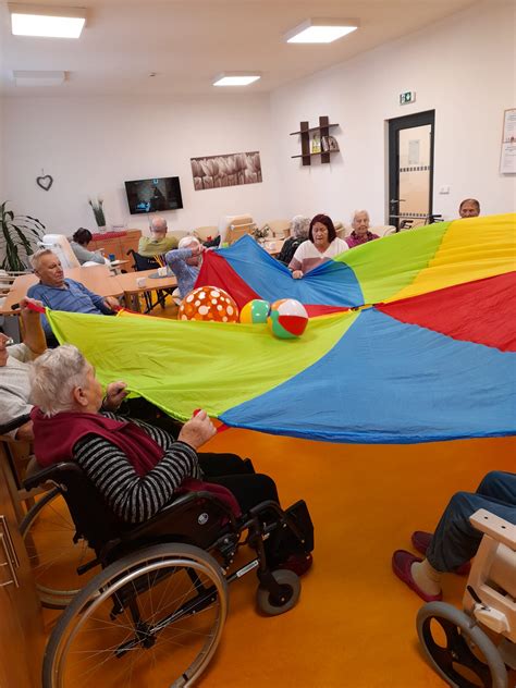 Cvičení s terapeutickým padákem v AH Kamenice nad Lipou Alzheimer Home
