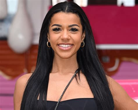 Izzy Fairthorne In Bathing Suit Is Waiting On Summer — Celebwell