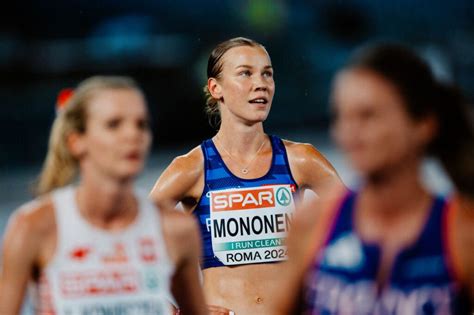 Mononen Juoksee Roomassa Mensonen Ja Kärkkäinen Ruotsi Otteluun Juoksija