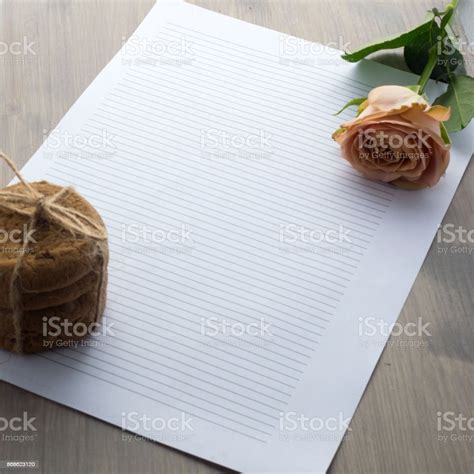 옆에 있는 종이의 한 흰색 빈 시트는 베이지색 장미입니다 텍스트와 축 하를 위한 장소 온화 하 고 아름 다운 배경입니다 감사