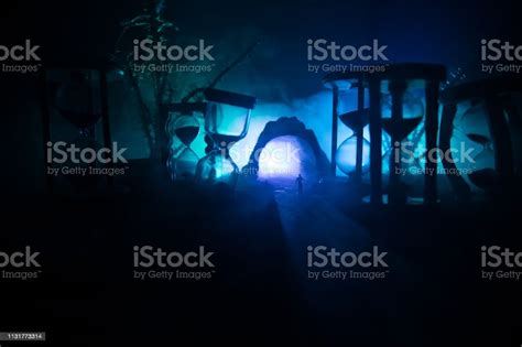 시간 개념입니다 어두운 배경에 연기와 조명이 있는 유리 사이에 서 있는 남자의 실루엣 초현실적으로 장식 된 사진 0명에 대한 스톡 사진 및 기타 이미지 Istock