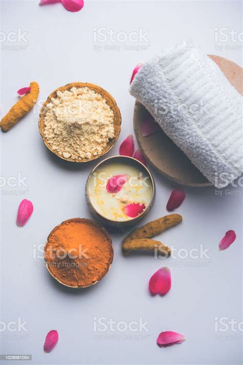 사용 하 여 그램 밀가루 Besan Haldi 우유 Ubtan 아유르베다 얼굴 팩 마스크 장미 꽃잎 스크럽과 흰색 냅킨 황동