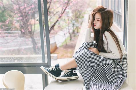 Обои на рабочий стол Девушка с длинными волосами сидит на подоконнике окна Ru Lin Photography