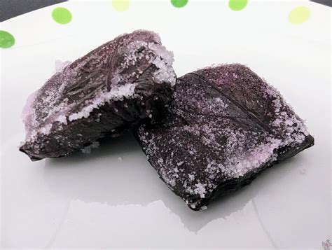 まち歩きガイドさんに教わる津軽の逸品 赤紫蘇でつつんだ津軽の伝統和菓子 第2回 ～五所川原市金木・松しま「甘露梅（かんろばい）」～ 食文化を旅する
