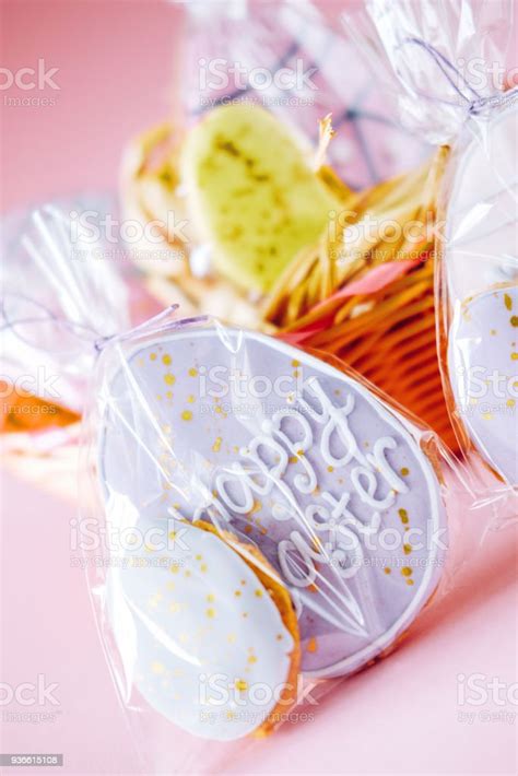 부활절 휴일 장식 선물 바구니입니다 달걀 모양의 분홍색 바탕에 설탕을 입 힘와 쿠키 0명에 대한 스톡 사진 및 기타 이미지 0명 3월 4월 Istock