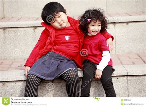 Twee Aziatische Meisjes Op Treden Stock Foto Image Of Ge Soleerd Stel