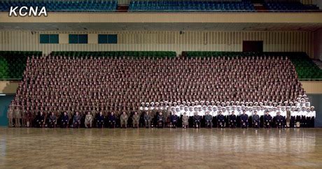 김정은원수님께서 청년절경축행사대표들과 함께 기념사진을 찍으시였다 willow200man LiveJournal