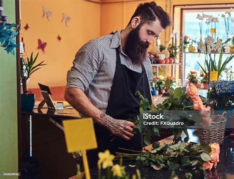 수염과 꽃이 게의 카운터에 서 있는 동안 아름 다운 꽃 작곡을 만드는 그의 손에 문신 전문 남자 플로리스트 가을에 대한 스톡 사진 및 기타 이미지 Istock