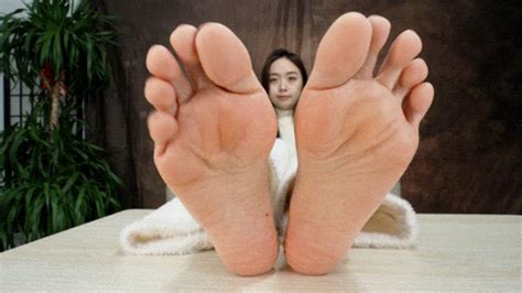 Beautiful And Sexy Asian Girl Yan Yan Showcases Her Sexy L Feet26