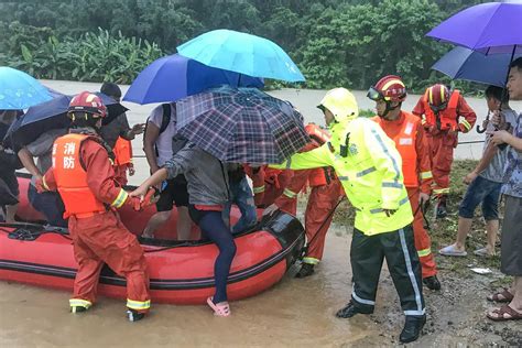 深汕合作区突降暴雨 消防救援大队进村转移百余被困村民凤凰网视频凤凰网