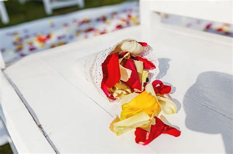 결혼식에 장미 꽃잎을 가진 종이 가방 샤워 신부 및 신랑 꽃 꽃잎과 귀여운 전통 웨딩 파크에서 야외를 설정합니다 가방에 대한