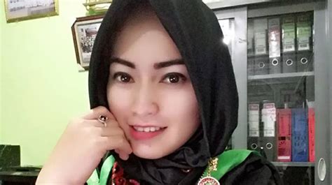 Ibu Dosen Cantik Yang Masih Sendiri Produktif Menulis Buku