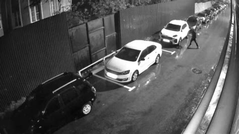 В 3 часа ночи 28 сентября молодой человек вышел из подъезда дома ул