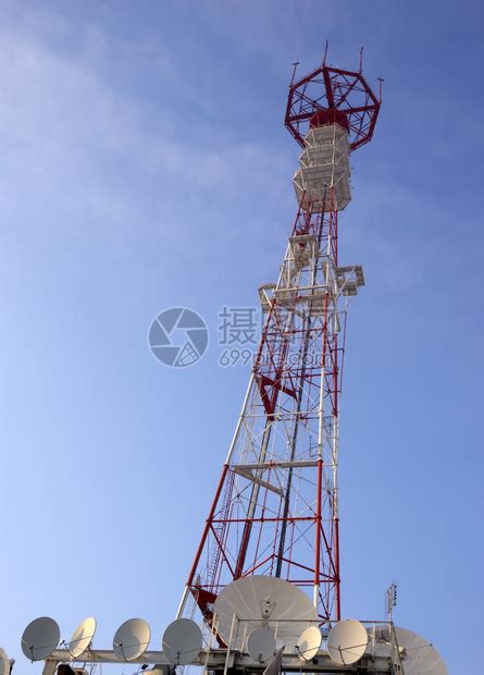 电讯塔天线在蓝色云彩高清图片下载 正版图片506964923 摄图网