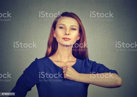 슈퍼 히어로 소녀입니다 회색 벽 배경에 고립 된 젊은 여성이 자신감 개념과 주제에 대한 스톡 사진 및 기타 이미지 개념과 주제 결심 기업 재무와 산업 Istock