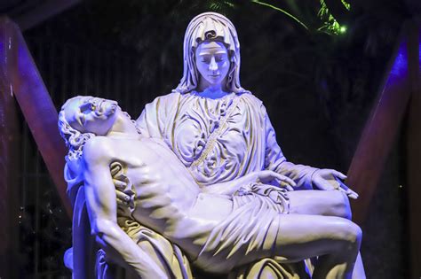 Greca participa de missa no dia dedicado à Santa Rita de Cássia em